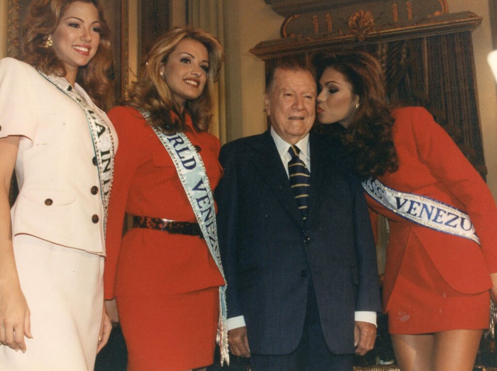 1997. Septiembre, 15. Visita a Miraflores de las finalistad del ...
